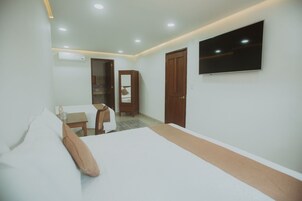 Quarto Duplo Comfort, várias camas, varanda | Wi-fi grátis, roupa de cama fornecida 