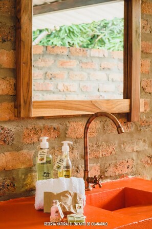 Um polibã, um chuveiro fixo, toalhas fornecidas, sabão 