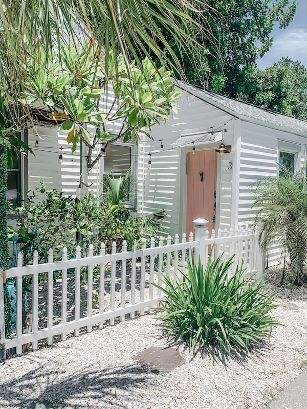 100 Steps To Beach Professionally Decorated 1\/1 Peacock Beach Cabana - Treasure Island, FL