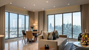 Apartamento Deluxe, 3 quartos, Vista para a cidade | Sala de estar | TV de ecrã plano