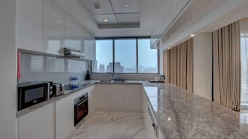 Apartamento Deluxe, 3 quartos, Vista para a cidade | Cozinha privada | Um frigorífico, um micro-ondas, uma placa de cozinha