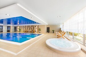 Piscina interior, da(s) 9:00 à(s) 22:00, espreguiçadeiras