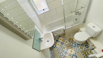 Apartamento standard | Banheiro | Chuveiro/banheira combinados, toalhas de banho