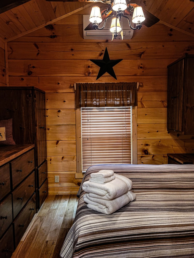 Luxury Cabin On The River Surrounded By Stunning Mountain Views! - Robbinsville, NC