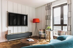 Suite-Estúdio | Minibar, secretária, cortinas/cortinados opacos, ferro/tábua de engomar 