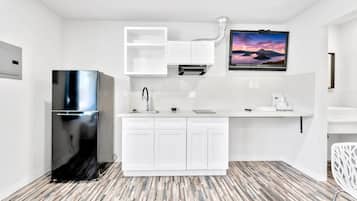 Quarto solteiro, 1 cama King, cozinha americana | Cozinha privada | Geladeira grande
