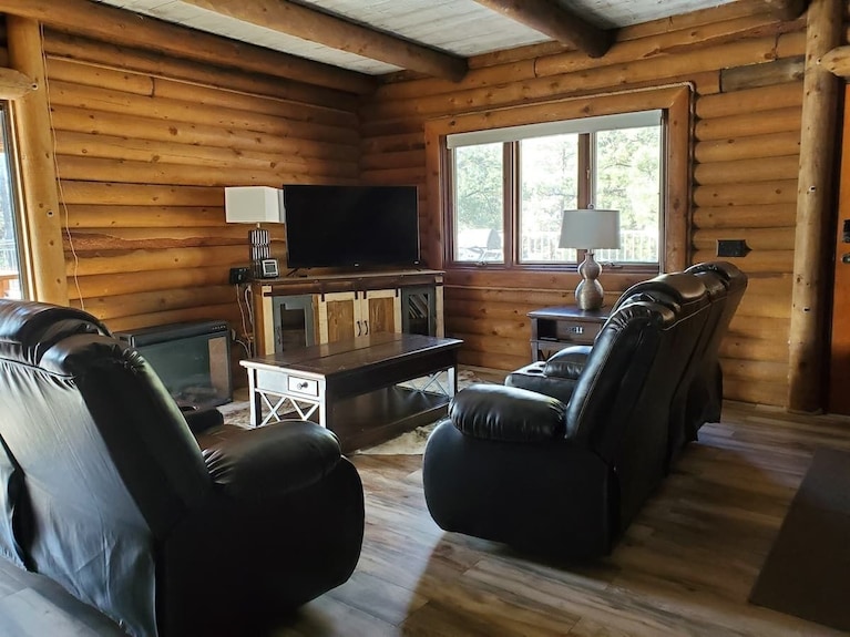 Spacious Rustic Log Cabin - Arizona