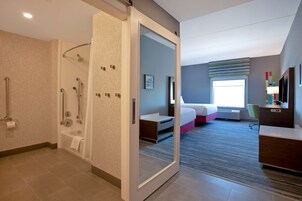 Quarto, 2 camas Queen, acessível, banheira (Mobility & Hearing) | Banheiro | Produtos de toalete grátis, secador de cabelo, toalhas de banho 