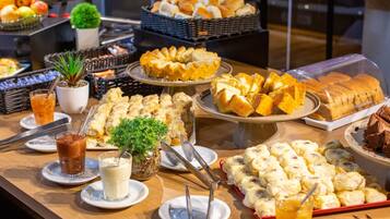 Café da manhã completo todos os dias mediante uma taxa
