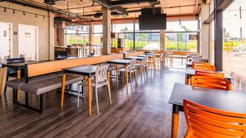 Café da manhã completo todos os dias mediante uma taxa