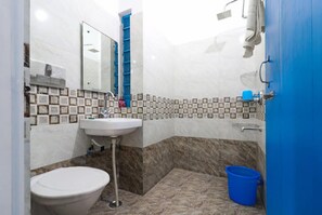 Quarto Royal | Casa de banho | Um polibã, artigos de higiene pessoal grátis, toalhas fornecidas 