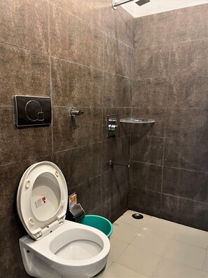Quarto Deluxe | Casa de banho | Um polibã, artigos de higiene pessoal grátis, toalhas fornecidas 