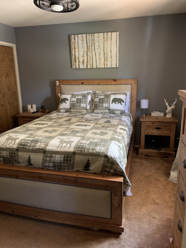 Charming 3 Bedroom Cabin Located Near Private Lake - Running Springs, CA