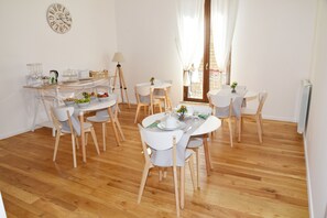 Pequeno-almoço tipo buffet diário (8 EUR por pessoa) 