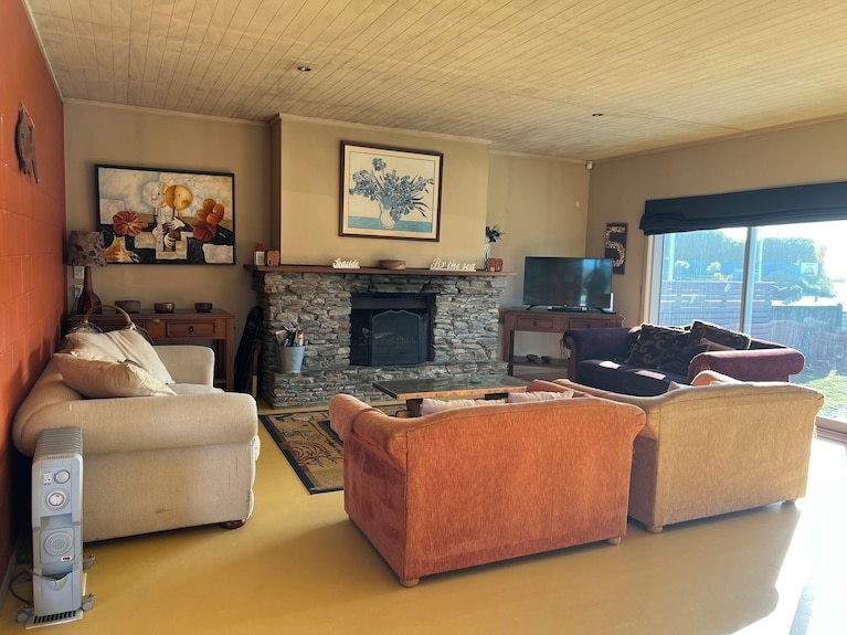 See And Hear The Surf From This Pet Friendly Property - New Zealand