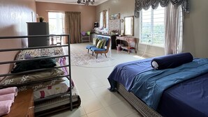 Quarto com cama, escrivaninha, cadeira, guarda-roupa e janela.