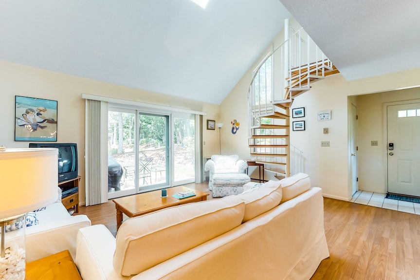 Lovely Home W/free Wifi/spacious Patio/spiral Staircase - Near Shops/restaurants - Harwich, MA