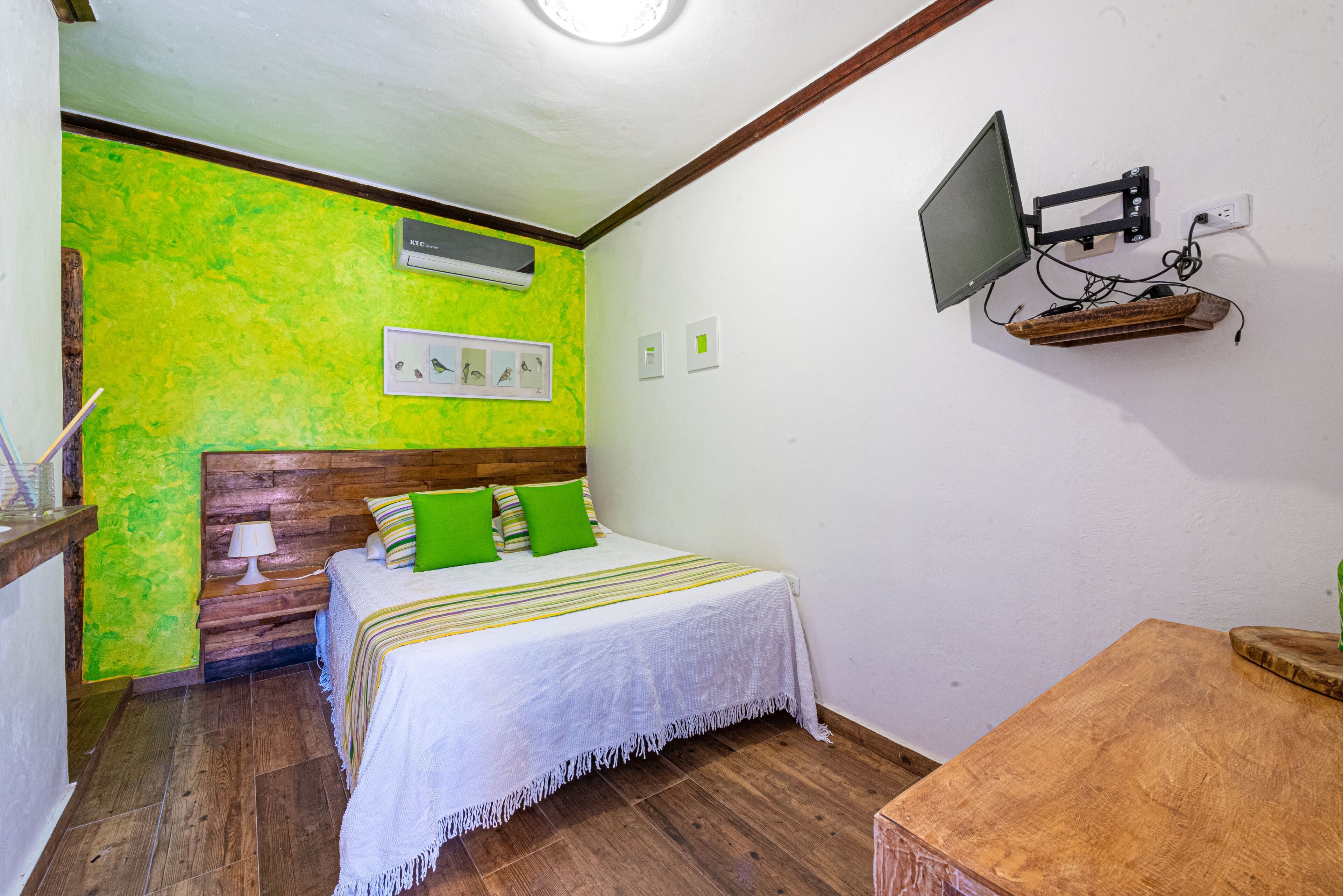 Secretária, Wi-fi grátis, roupa de cama fornecida 