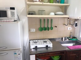 Condo, 1 quarto, para fumantes, sacada | Cozinha privada | Geladeira, micro-ondas