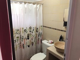 Condo, 1 quarto, para fumantes, sacada | Banheiro | Produtos de toalete grátis, toalhas de banho