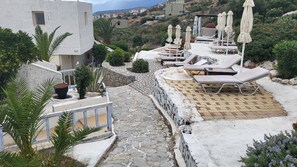 Estúdio, 1 quarto, varanda, vista para o jardim | Terraço com espreguiçadeiras