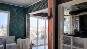 Estúdio, 1 quarto, varanda, vista para o jardim | Sala de estar