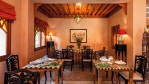 Quarto, vários quartos, fumadores, varanda | Sala de jantar