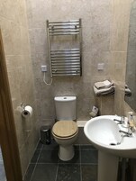 Chuveiro, secador de cabelo, toalhas de banho