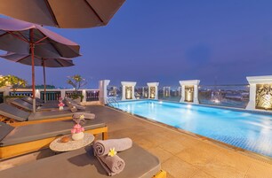 2 piscinas exteriores, da(s) 8:00 à(s) 21:00, guarda-sóis 