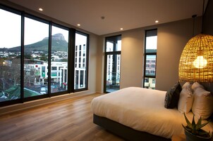 Penthouse de Luxo | Minibar, cofre no quarto, secretária 