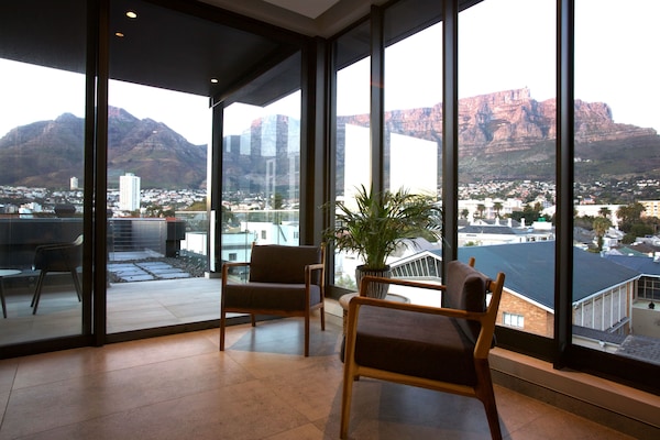 Penthouse de Luxo | Minibar, cofre no quarto, secretária