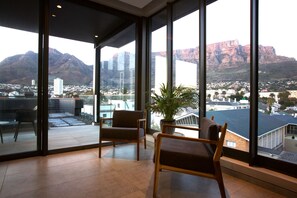 Penthouse de Luxo | Minibar, cofre no quarto, secretária