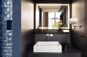 Deluxe Double Room | Banheiro | Chuveiro, chuveiro com efeito de chuva, produtos de toalete de grife