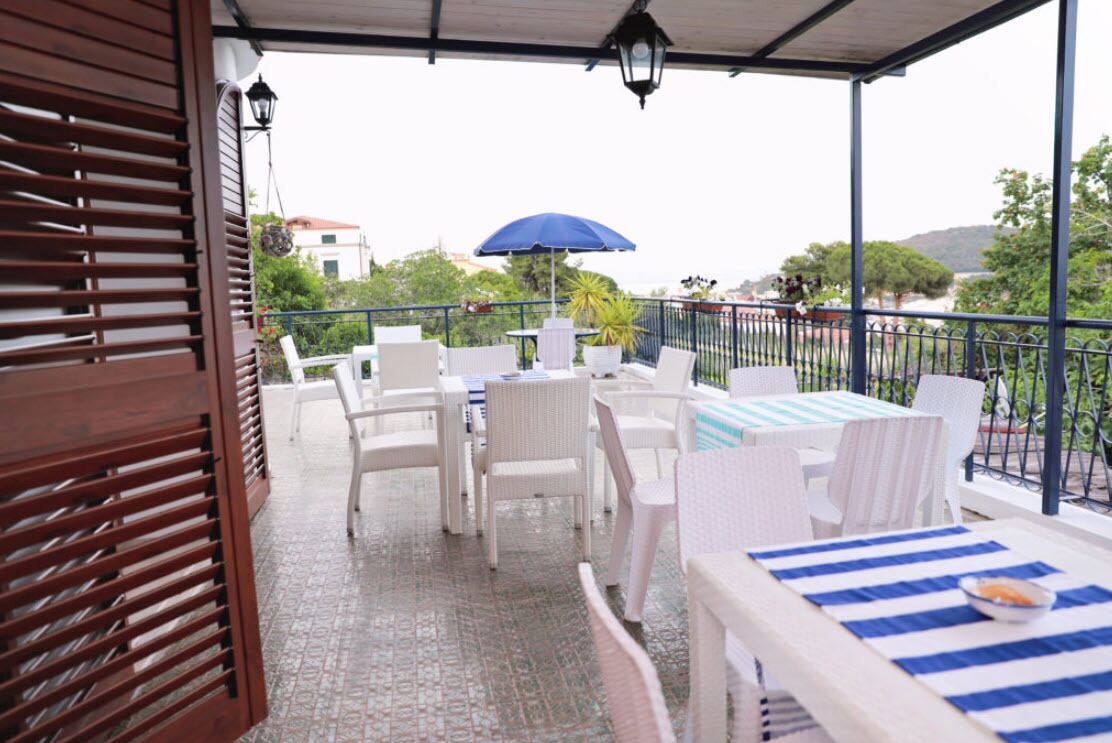 Café da manhã com buffet grátis todos os dias