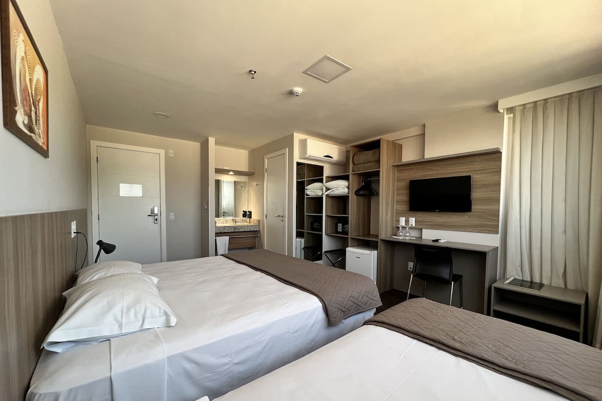 Frigobar, cofres nos quartos, escrivaninha