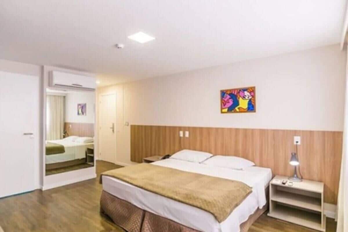 Frigobar, cofres nos quartos, escrivaninha