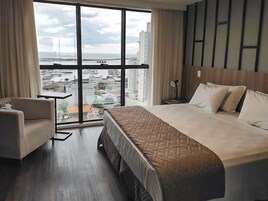 Quarto Duplo de Luxo | Minibar, cofre no quarto, secretária 