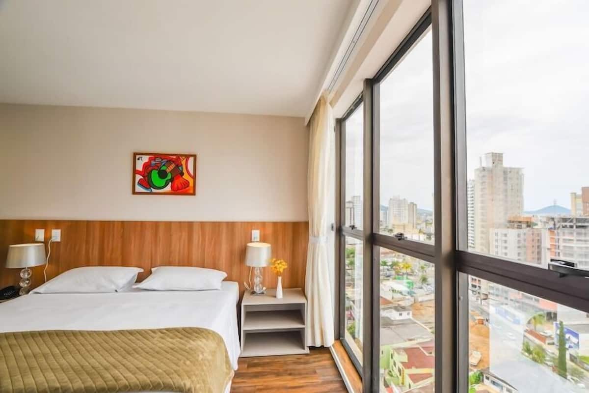 Frigobar, cofres nos quartos, escrivaninha