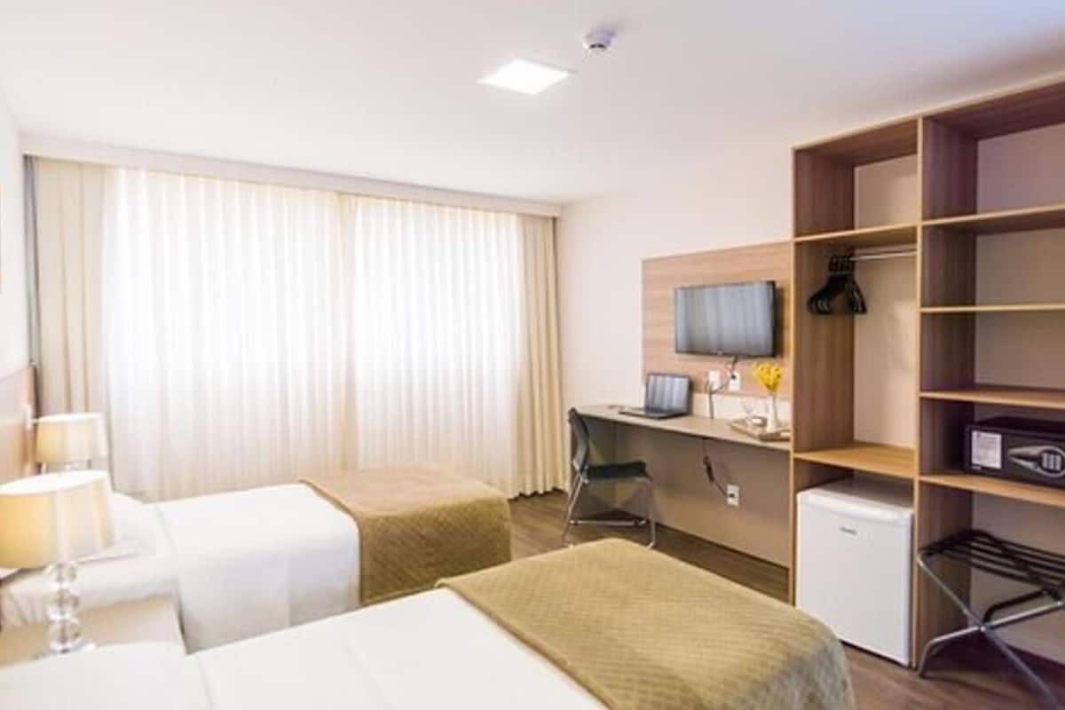 Frigobar, cofres nos quartos, escrivaninha