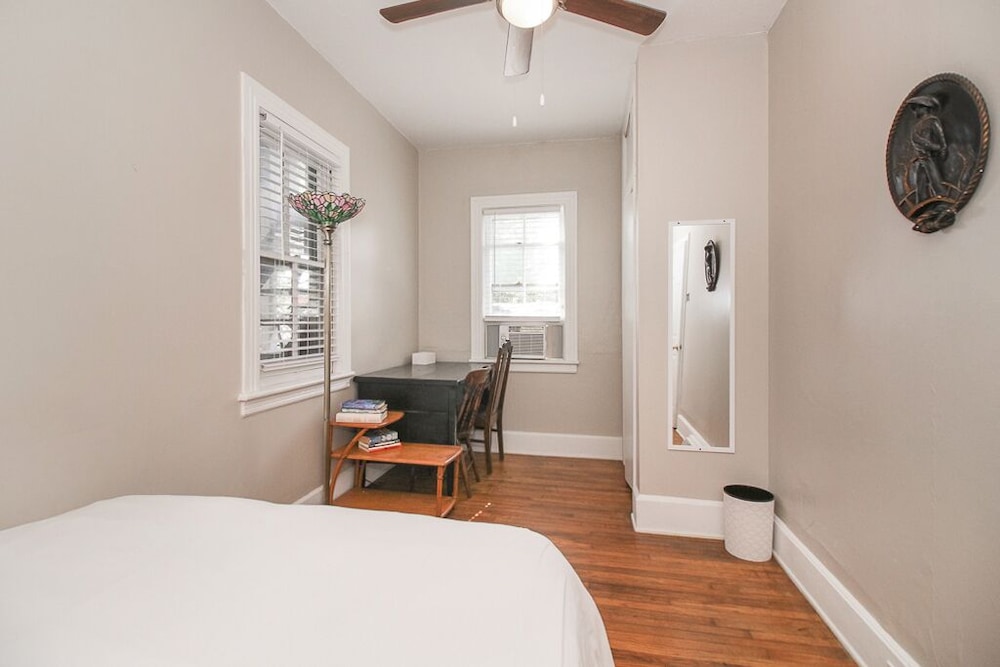Nice Getaway ★ Hip Area ★ Near Downtown & Edgewater Beach ★ Century Home - Parma, OH