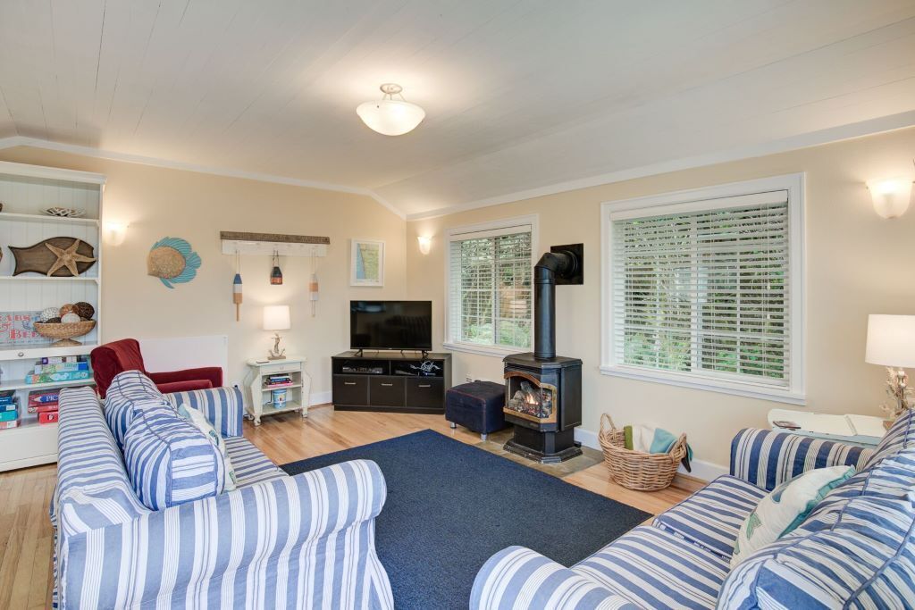 Sand Bucket Cottage - Pacific Beach, WA