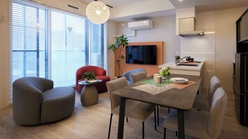 Quarto standard (Moderate 1DK) | Área de estar | TV de tela plana 43 polegadas com canais digitais, TV