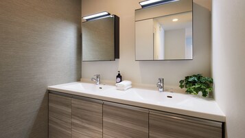 Quarto superior (Superior Family 2LDK) | Banheiro | Banheira e chuveiro separados, secador de cabelo, chinelos