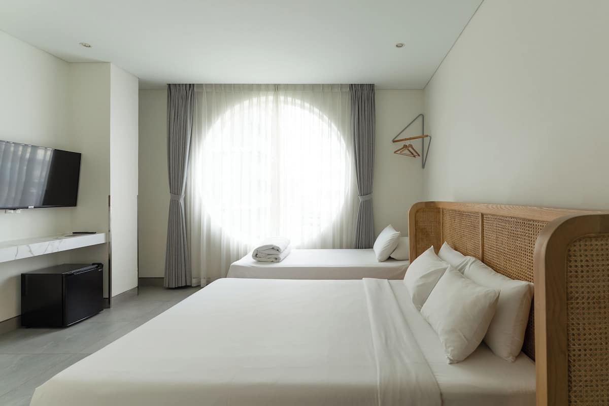 Quarto triplo família, para não fumantes, vista para a cidade | Roupas de cama premium