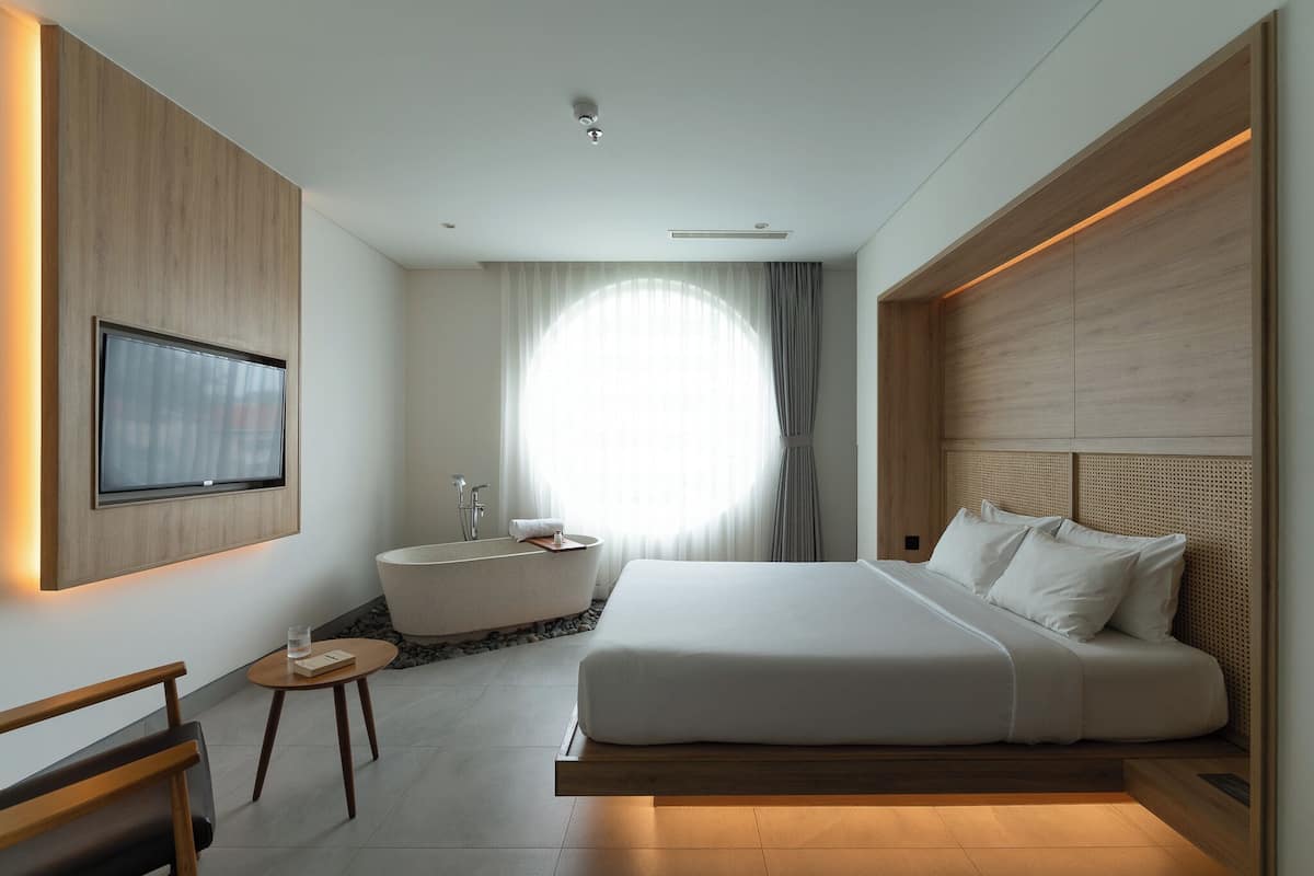 Suíte estúdio com design assinado, para não fumantes, vista para a cidade | Roupas de cama premium