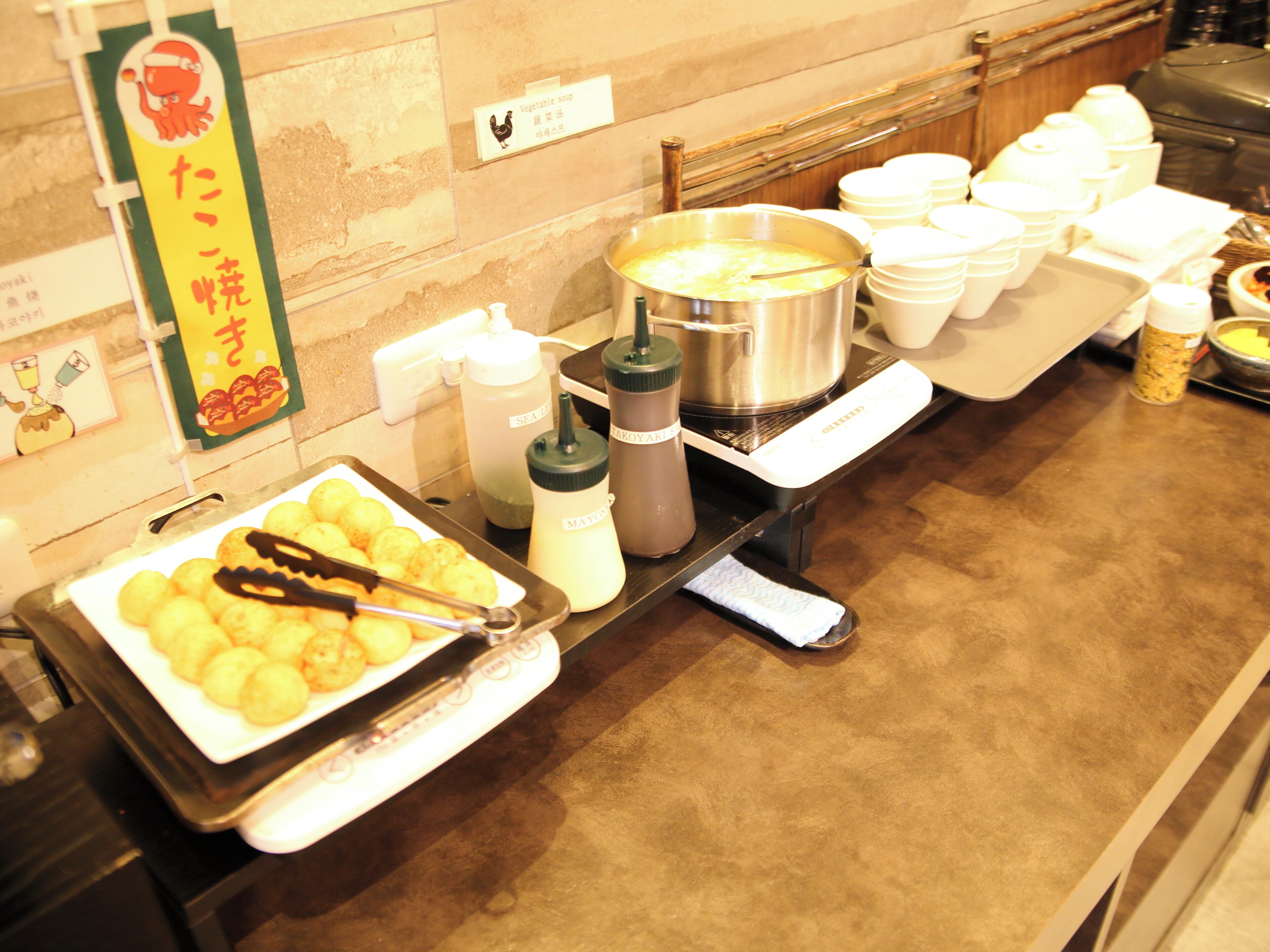 Uma mesa de buffet com diversos alimentos e acompanhamentos.