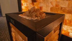 Caverna de sal com estrutura de madeira e parede de pedra ao fundo.