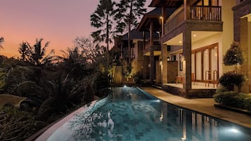 Piscina exterior, guarda-sóis, espreguiçadeiras