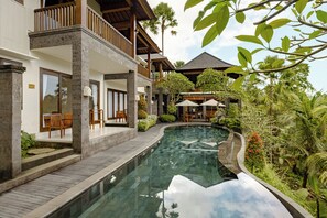 Piscina exterior, guarda-sóis, espreguiçadeiras