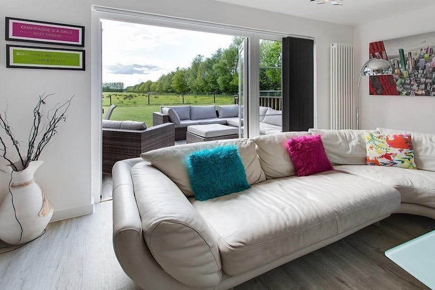 Party Lodge - Luxury 4-bedroom Lodge With Private Hot Tub, Large Gardens, Barbecue Area, Lovely View - Scotland